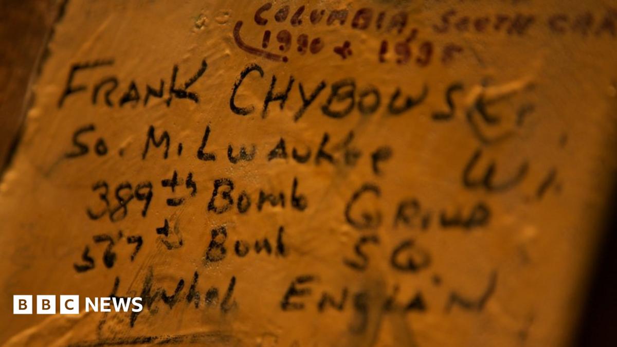Lavenham pub's WW2 servicemen signatures attract descendants - BBC News