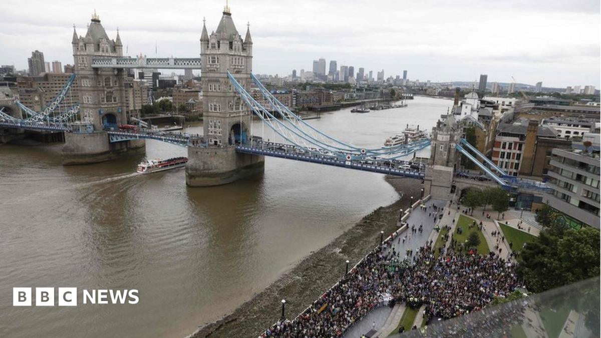 London attack: Crowds gather for vigil to honour victims - BBC News