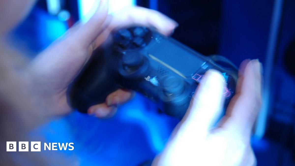 Extra screen time 'hits GCSE grades' - BBC News