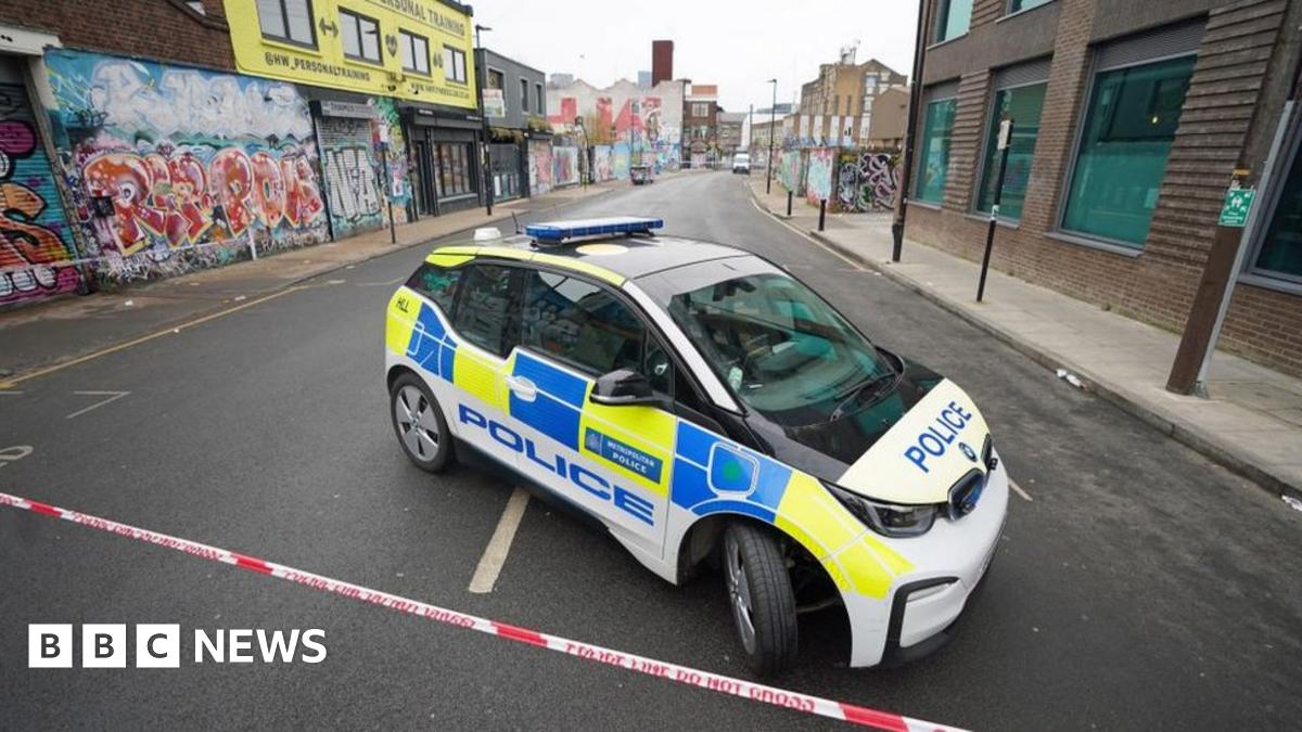 Hackney Wick: Man dies and another in hospital after stabbings - BBC News