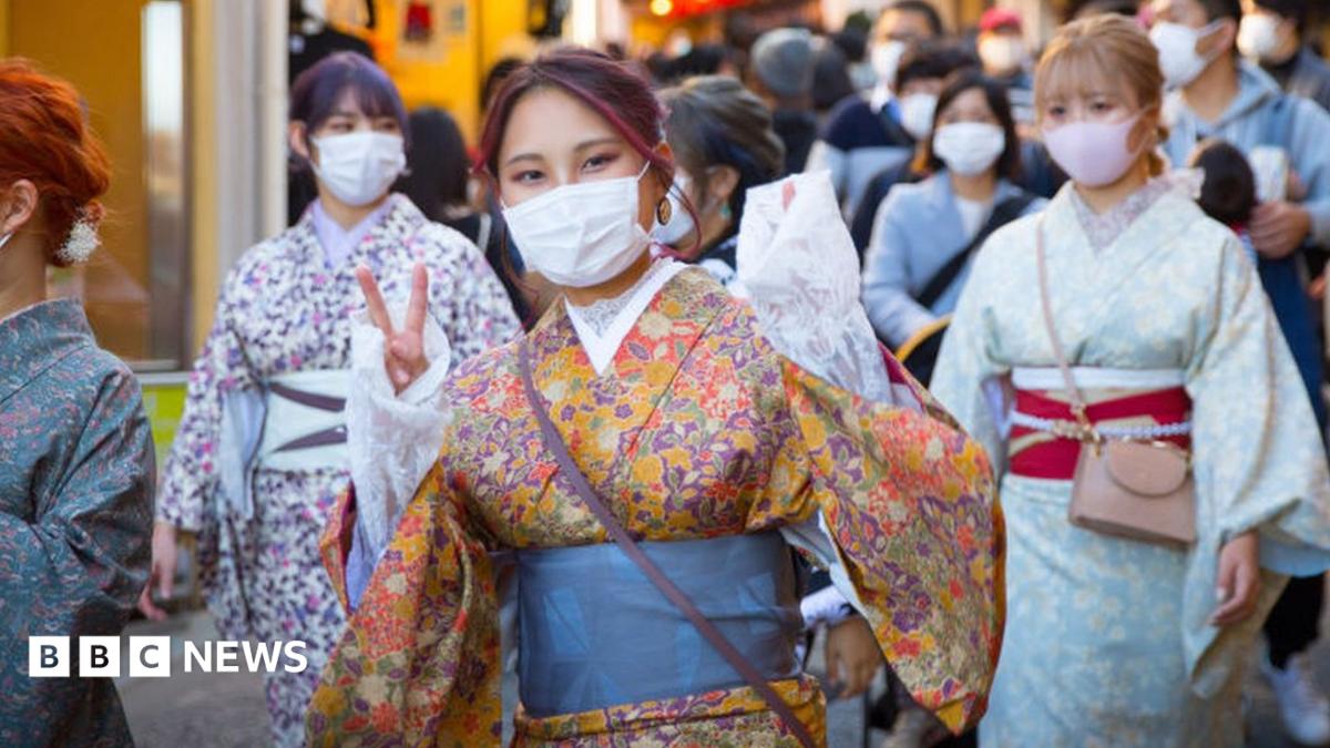 Japan opens up to foreign tourists after two years - BBC News