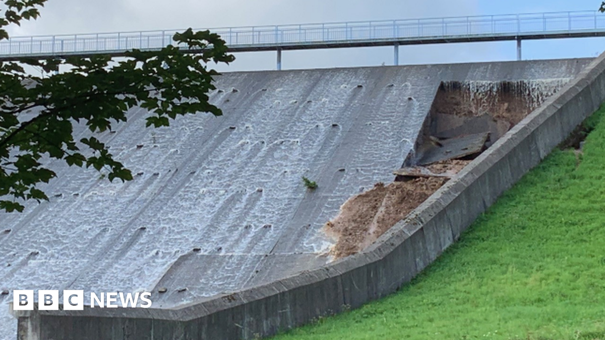 Whaley Bridge dam collapse: Evacuation over Toddbrook Reservoir fears ...