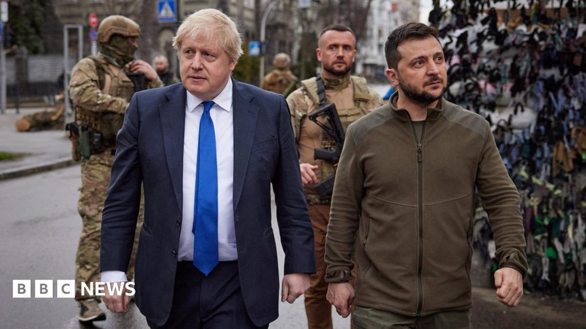 Ukraine: Johnson pledges aid to Zelensky in Kyiv meeting - BBC News