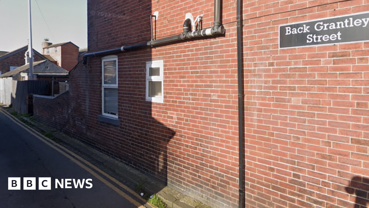 Wakefield: Police officer injured during arrest attempt - BBC News