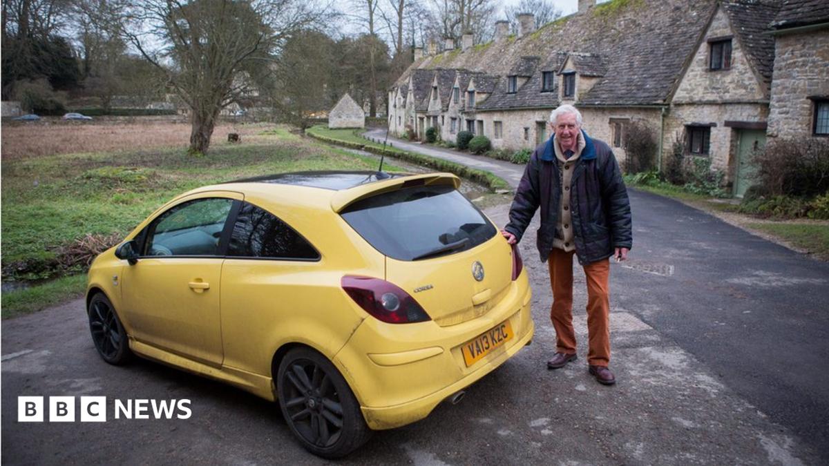 Notorious yellow car vandalised in Bibury - BBC News