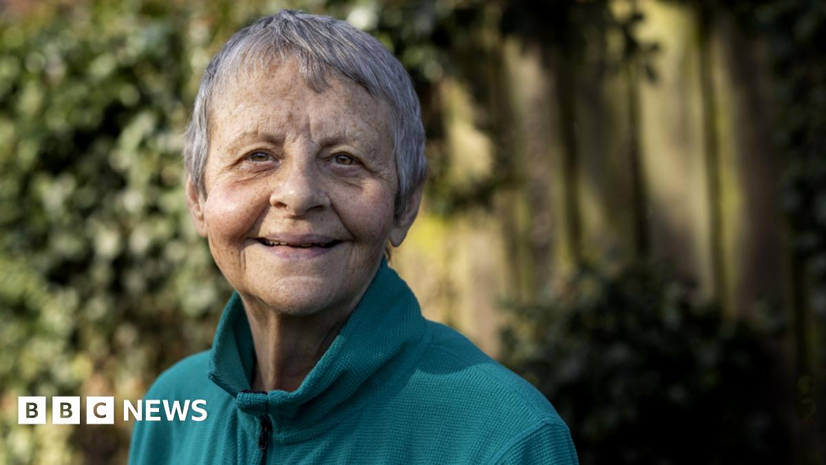 Dementia campaigner Wendy Mitchell dies after writing final blog - BBC News