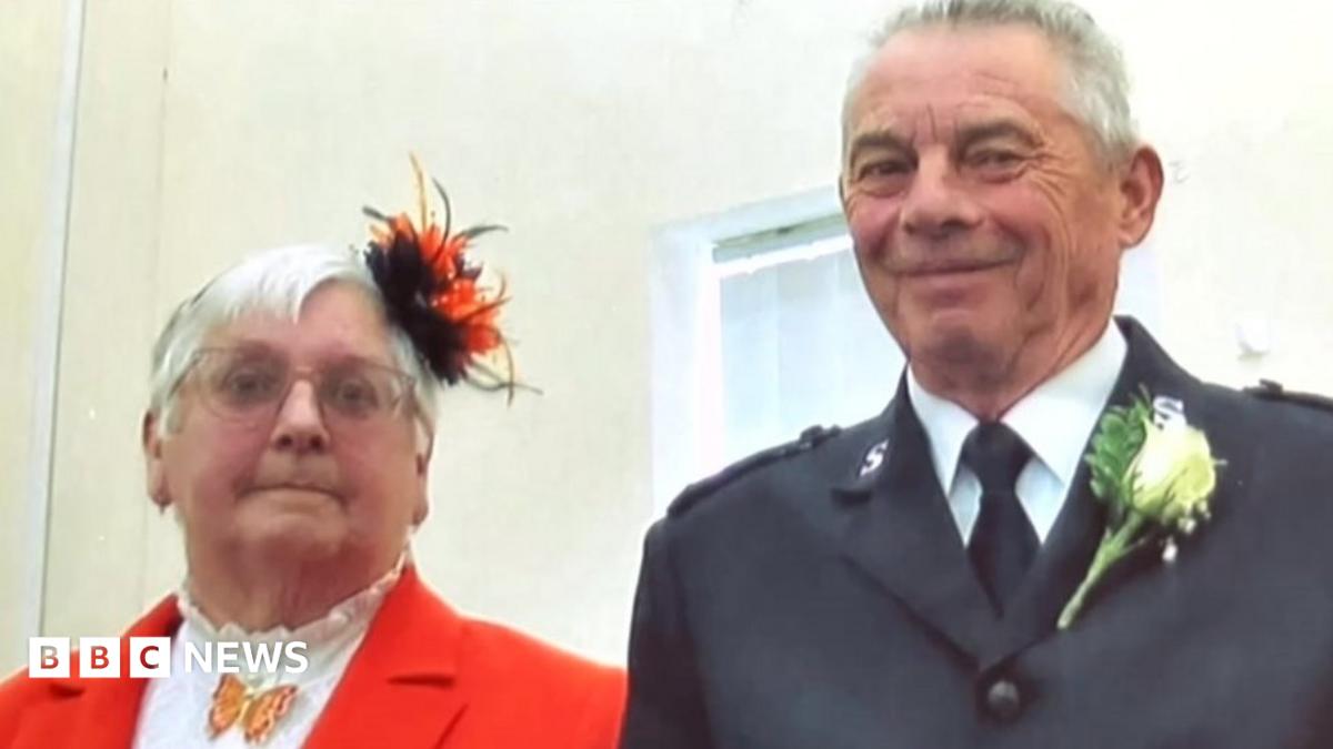 Leek Salvation Army magazine seller, 81, finds love - BBC News