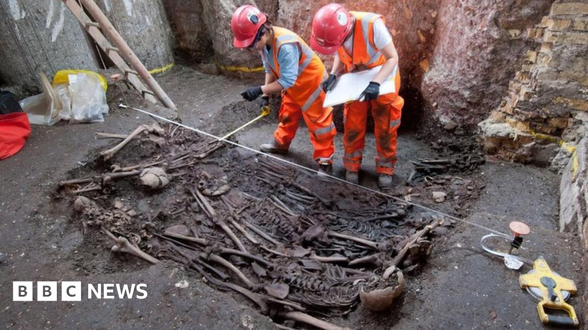 The archaeological legacy of the Crossrail excavations - BBC News