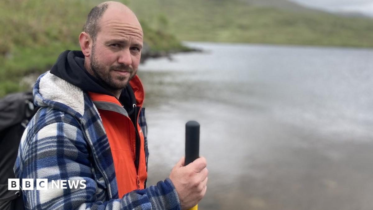The strangers searching for missing hiker Neil Skinner - BBC News