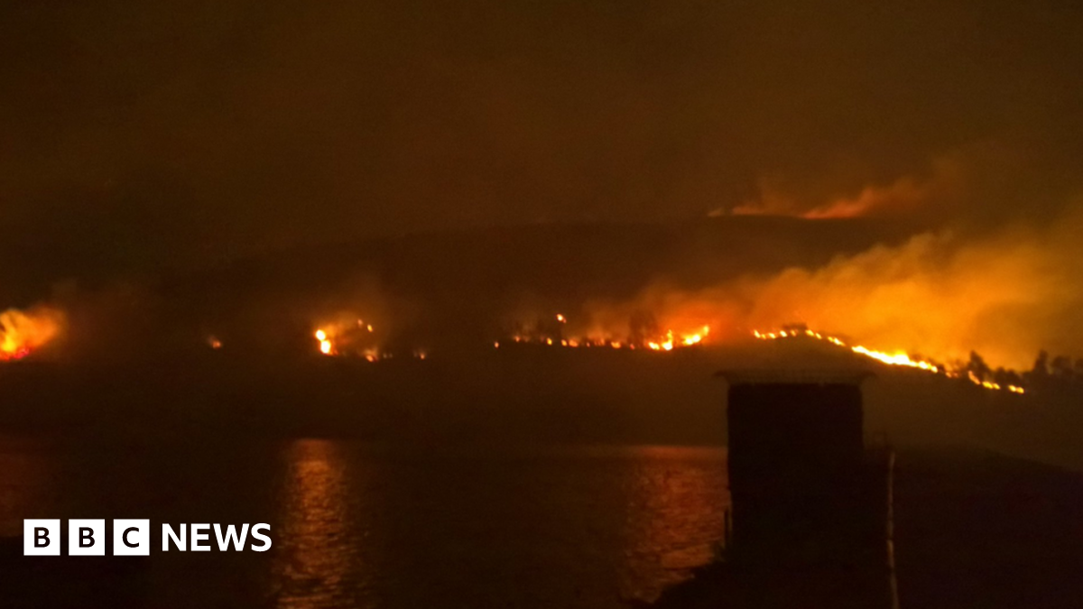 Fire destroys over 100 acres of Stalybridge moorland - BBC News