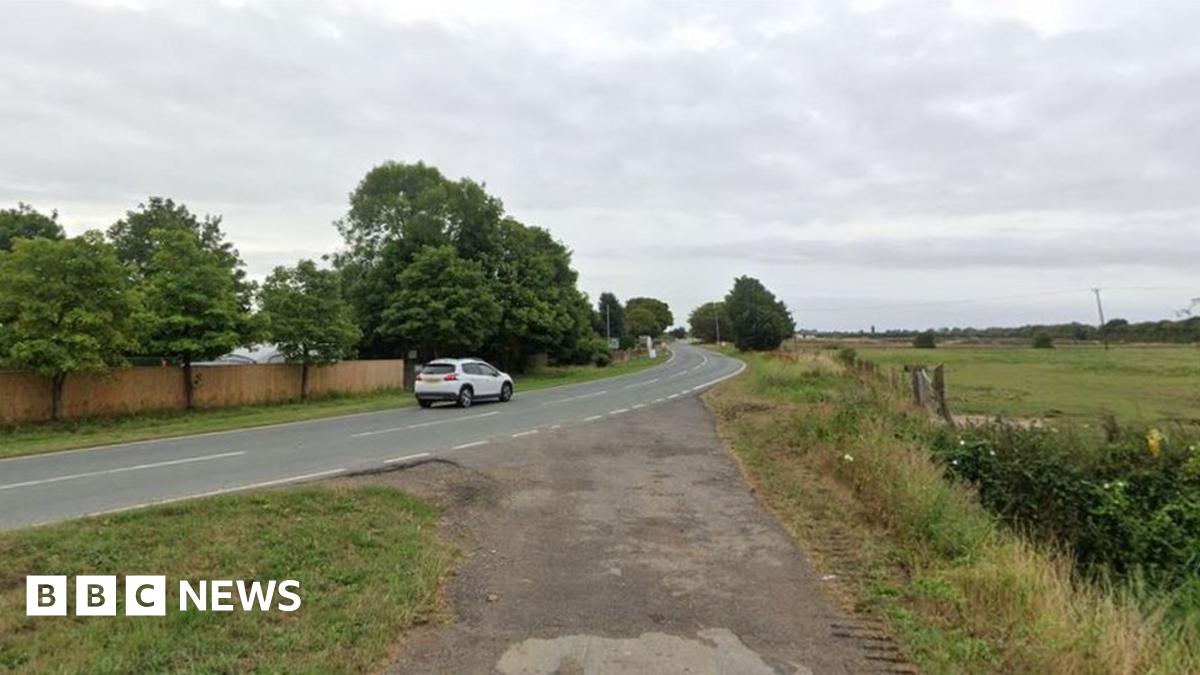 A52 crash: One killed and six injured in Lincolnshire collision - BBC News