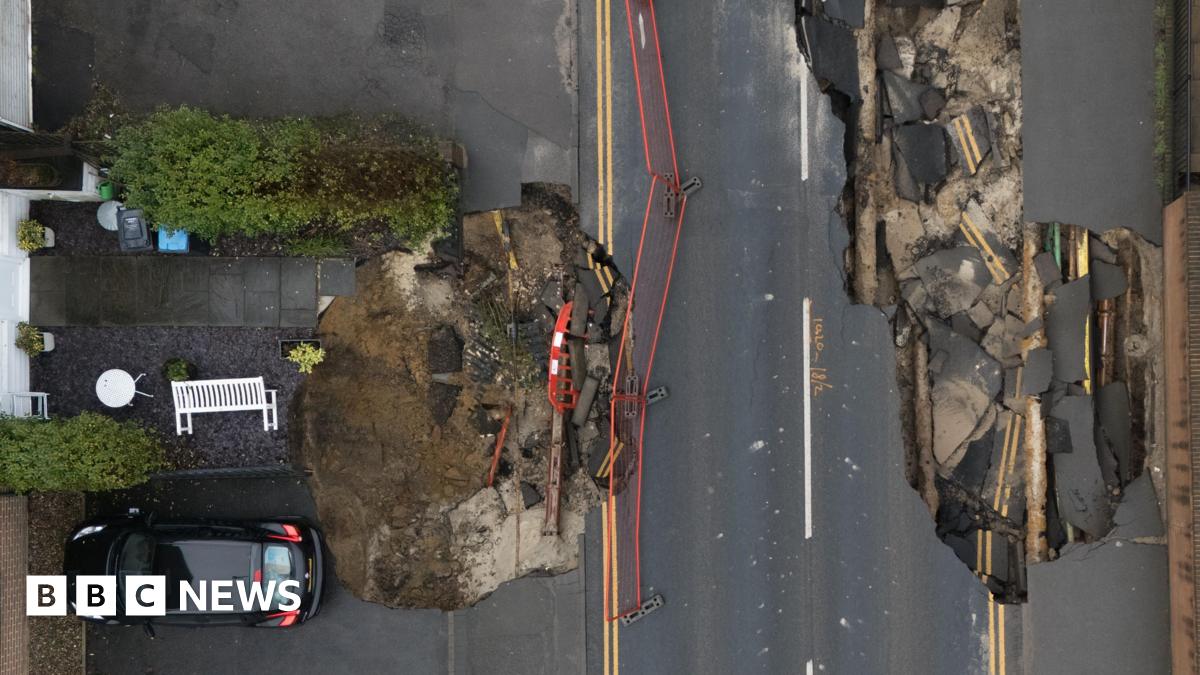Godstone sinkhole to be investigated with 3D maps, says council - BBC News