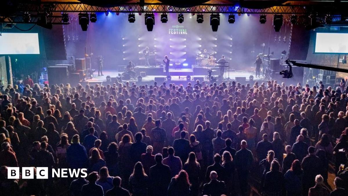 In pictures: BBC 6 Music festival takes over Greater Manchester - BBC News