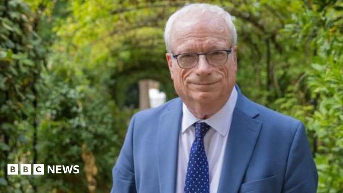 Lord Chris Smith becomes University of Cambridge chancellor - BBC News