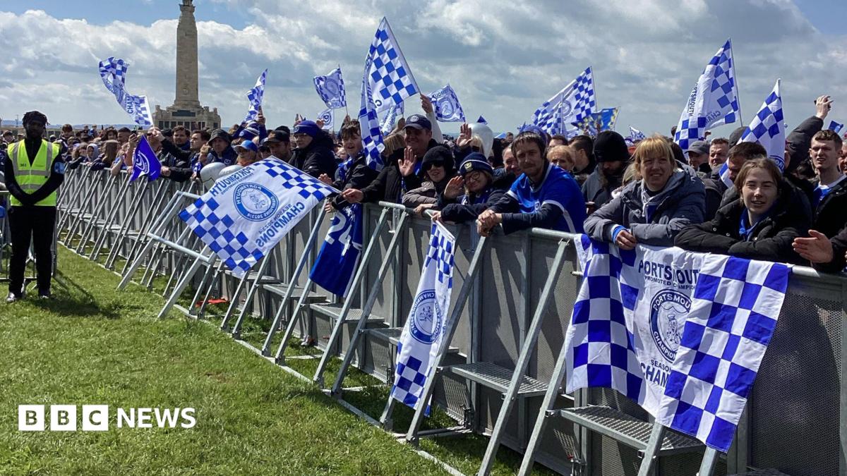 Football fans gather to celebrate Portsmouth FC success - BBC News