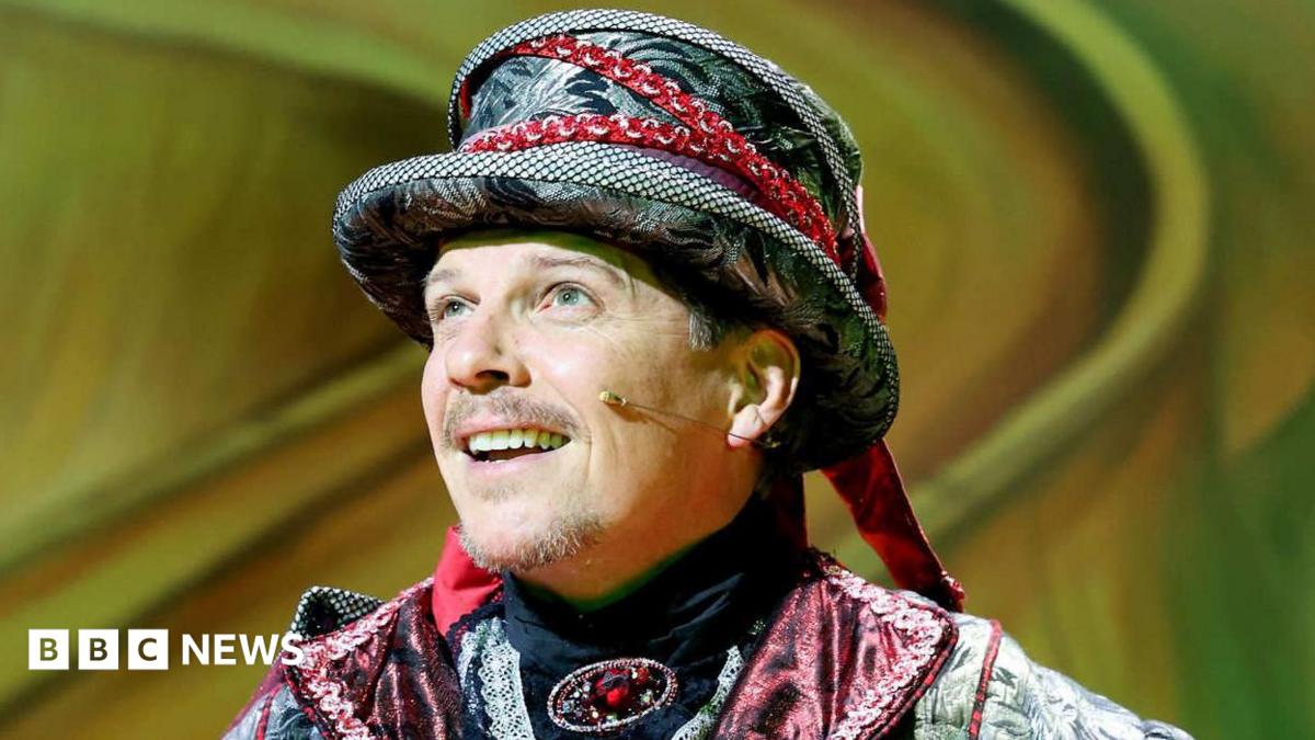 Nigel Harman back in panto after 40 years, oh yes he is - BBC News