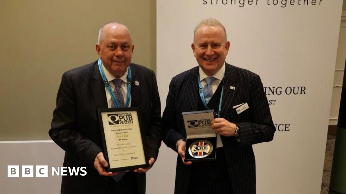 National Pubwatch award for Reading man's 20 years of service - BBC News