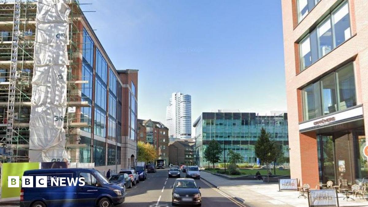 Sovereign Street in Leeds becomes one-way road - BBC News