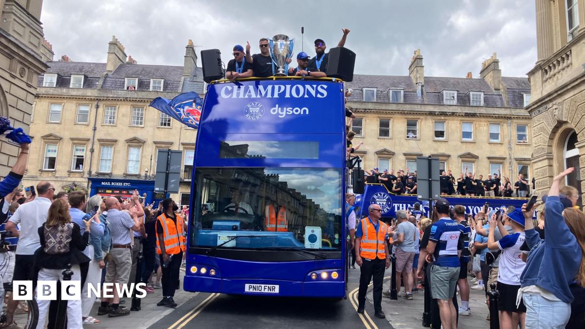 Open-top bus parade for Bath's Premiership winning rugby players - BBC News