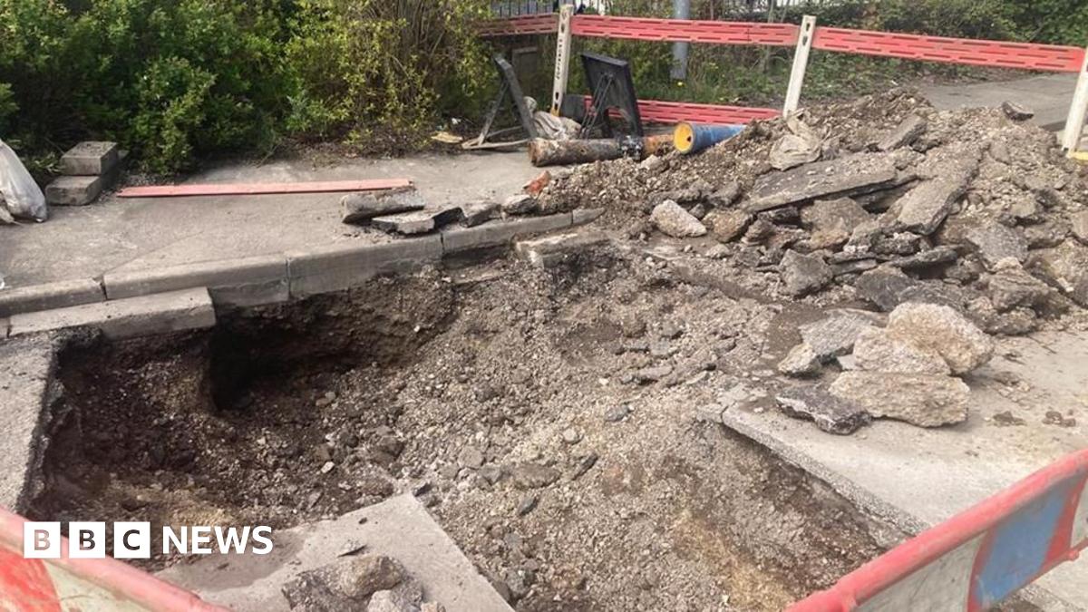 Hull: Rawling Way to close again for water main pipe repairs - BBC News