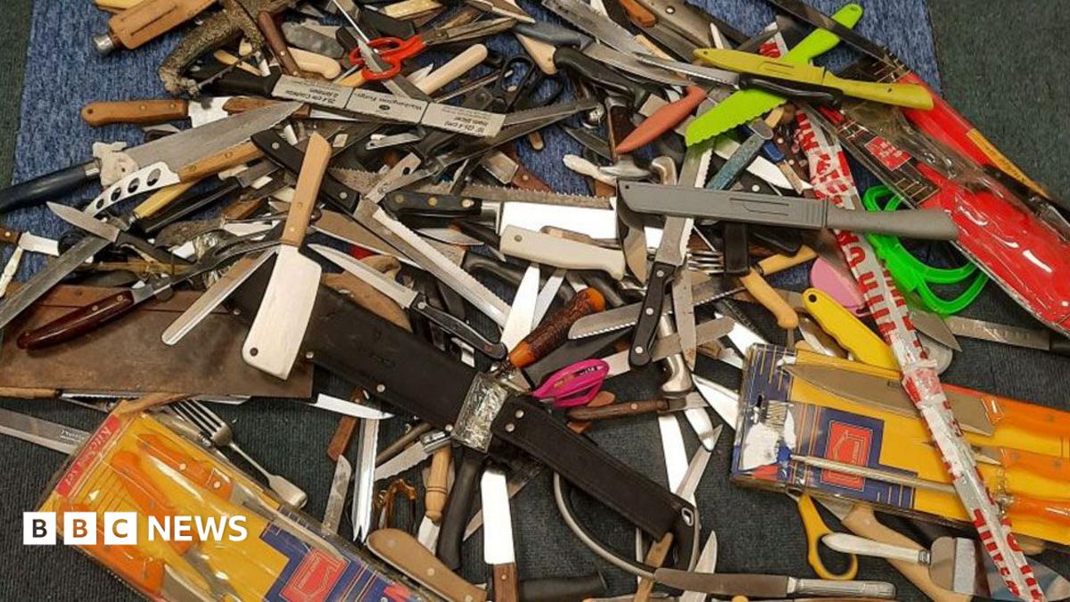 Cambridgeshire officers pilot home visits in knife amnesty week - BBC News