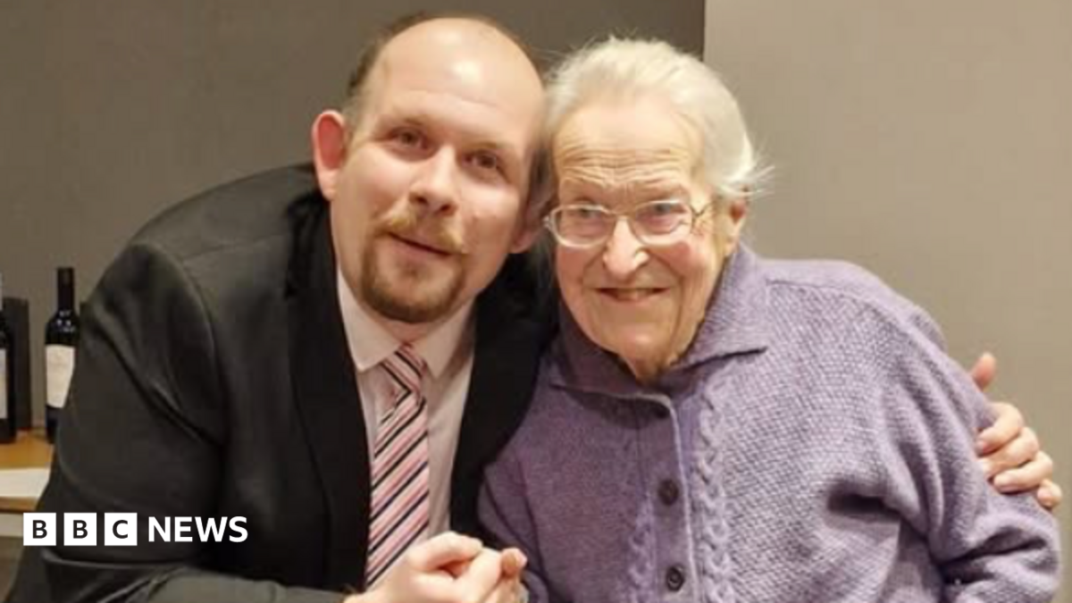 Exeter Scrabble queen wins national title at 92 - BBC News