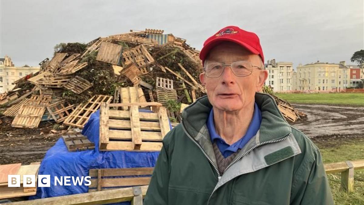 Littlehampton: Under-threat bonfire event secures funding - BBC News