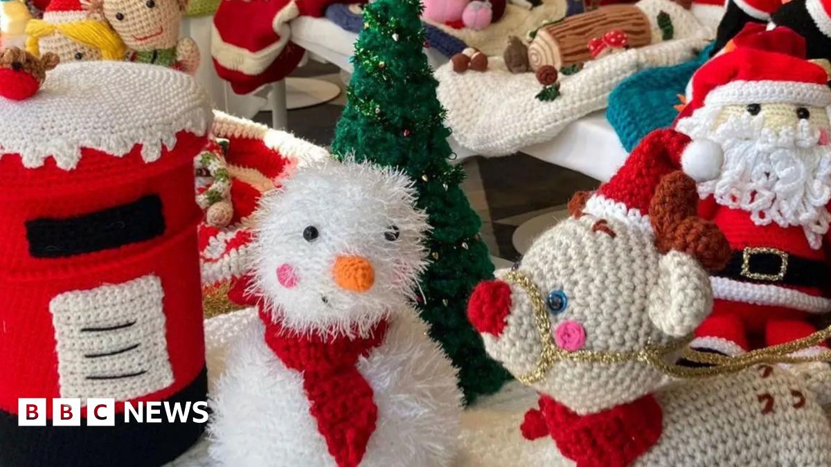 St Albans knitters attempt first post box topper record - BBC News