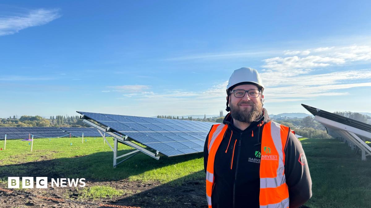 Gloucester landfill to become ecopark with 4,000 solar panels - BBC News