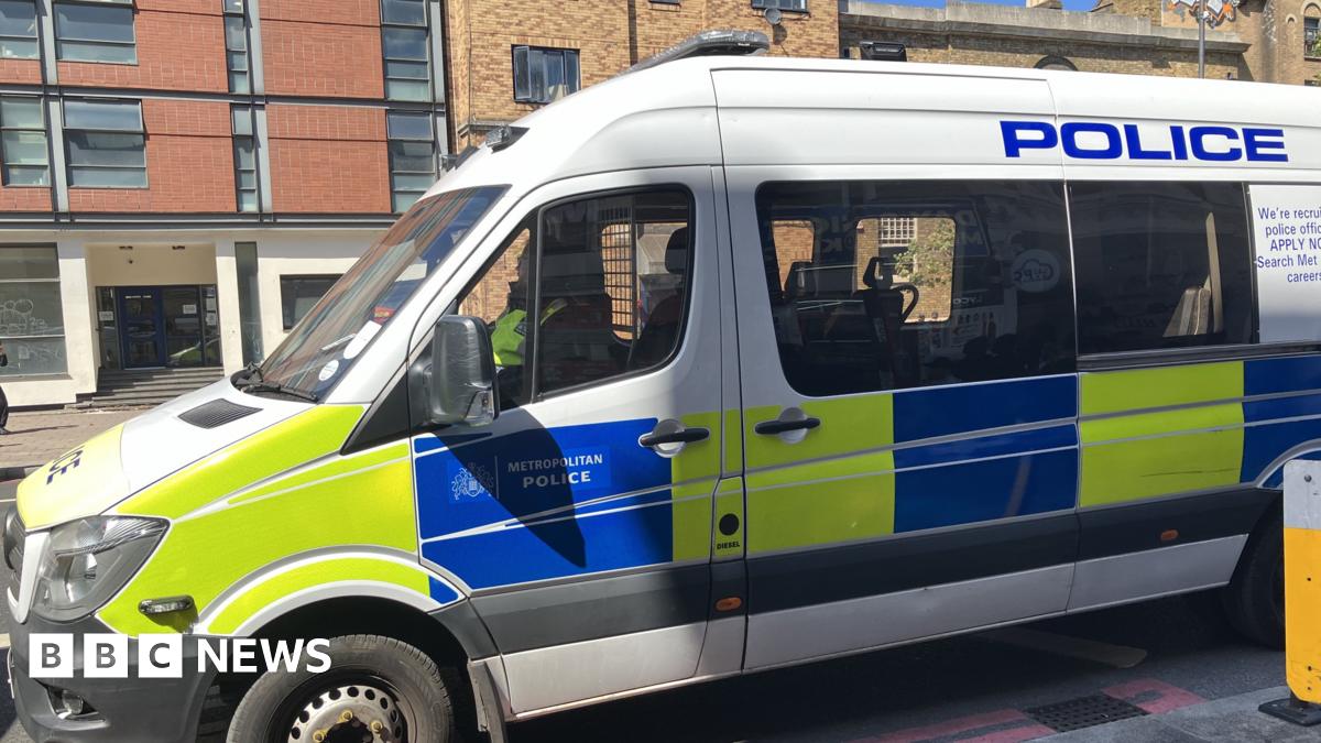 Metropolitan Police sacks officer who failed to disclose arrest - BBC News