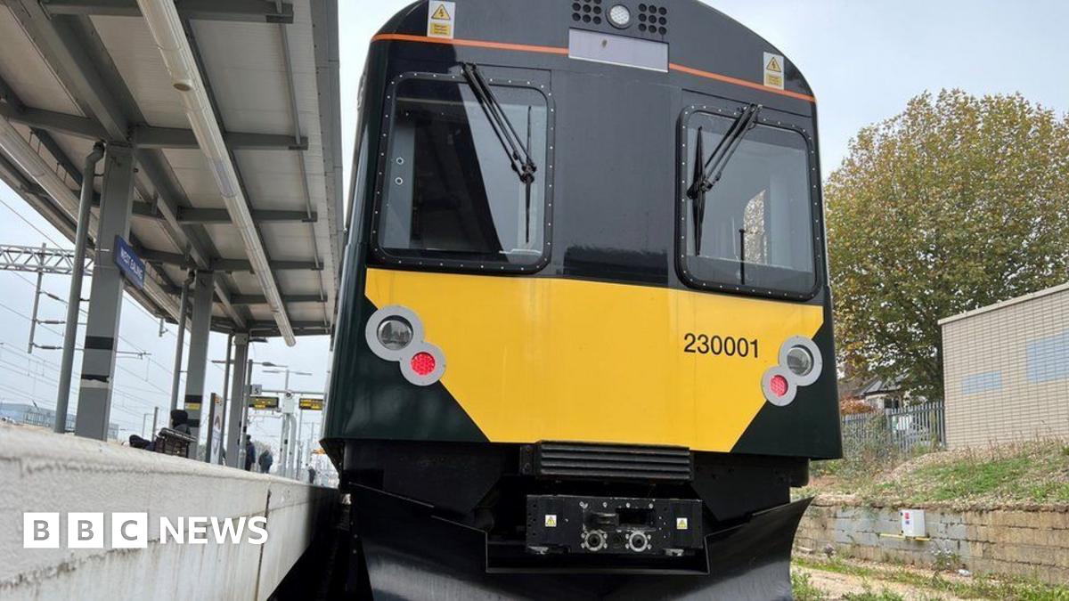 GWR rapid-charging battery train trials under way - BBC News