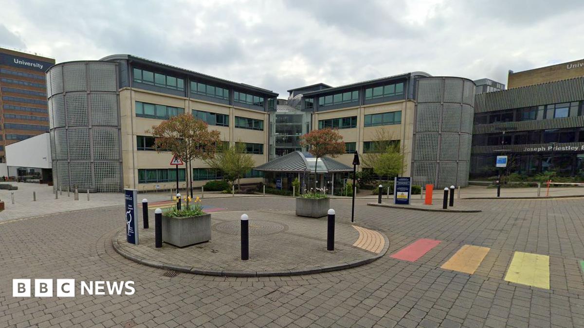 University of Huddersfield: Payout secured for at-risk staff - BBC News
