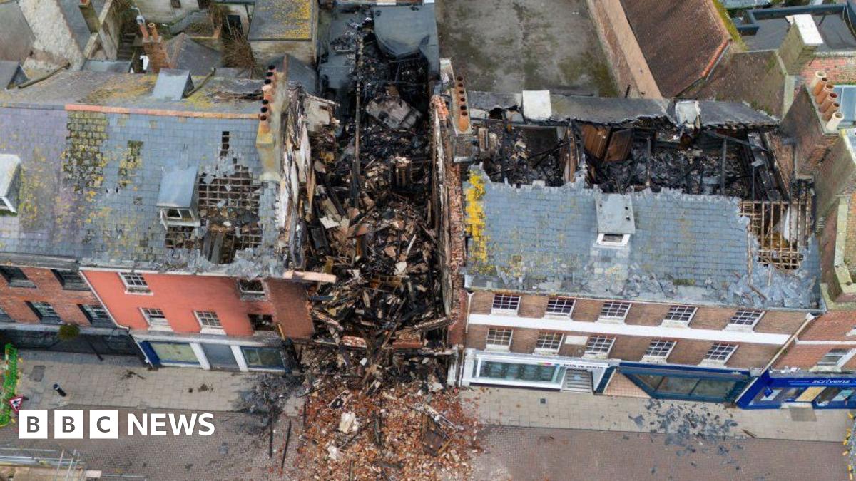 Dorchester: Fire boss describes challenge to halt fire spread - BBC News