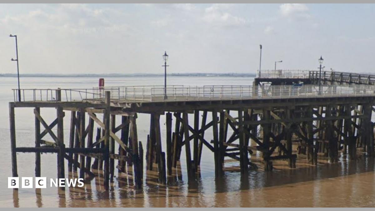 Council considers options for 200-year-old Victoria Pier in Hull - BBC News