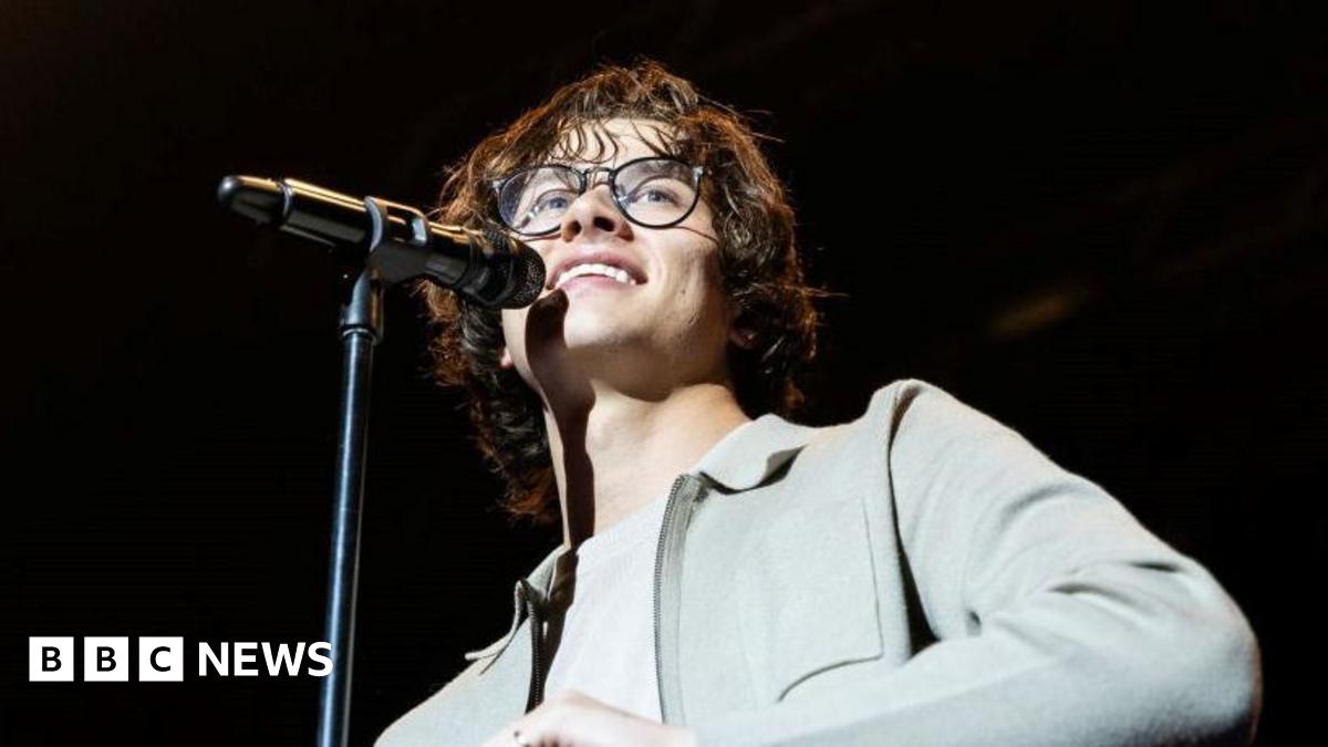 Singer David Kushner cancels gig after mental health struggles - BBC News