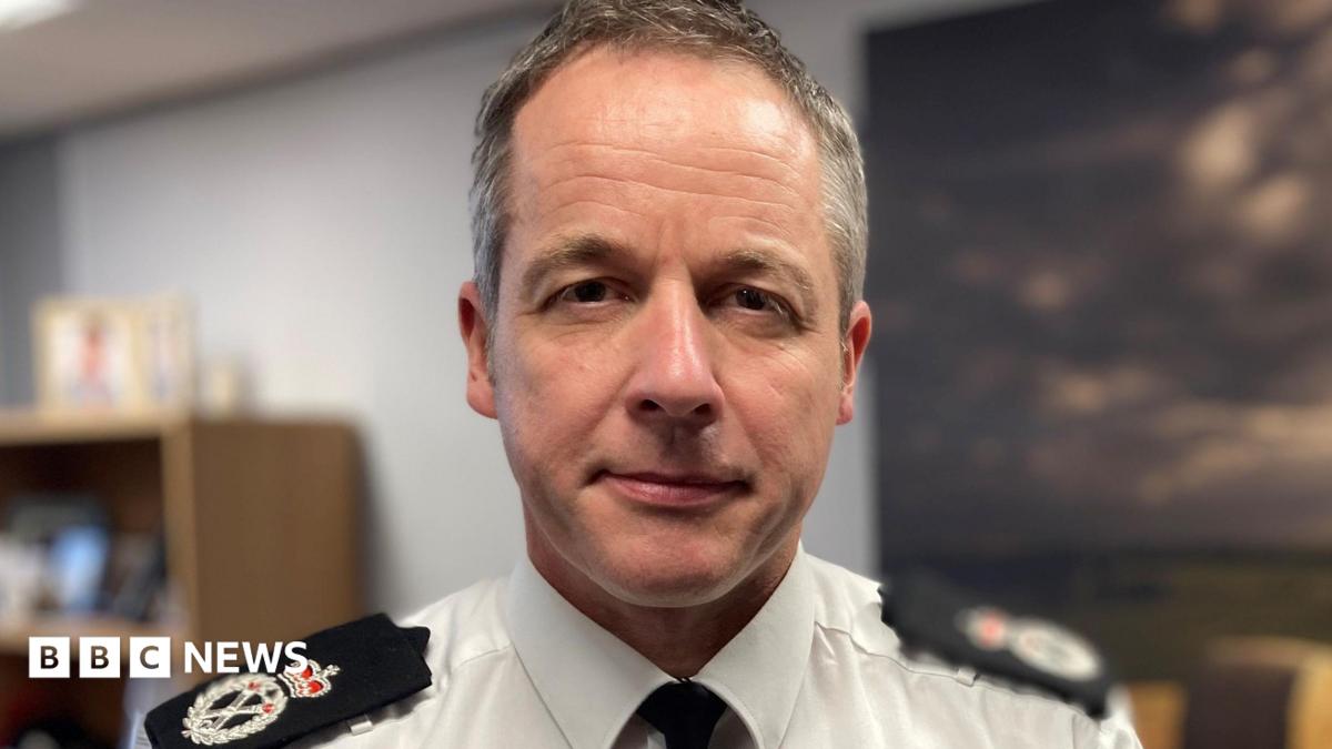 Lincolnshire Police chief warns of cuts as funding 'untenable' - BBC News