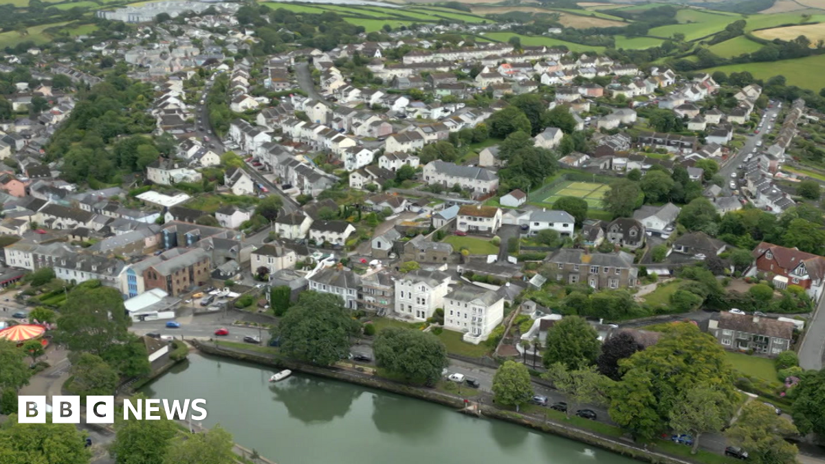 Gas outage hits Devon towns after mains pipe damage - BBC News