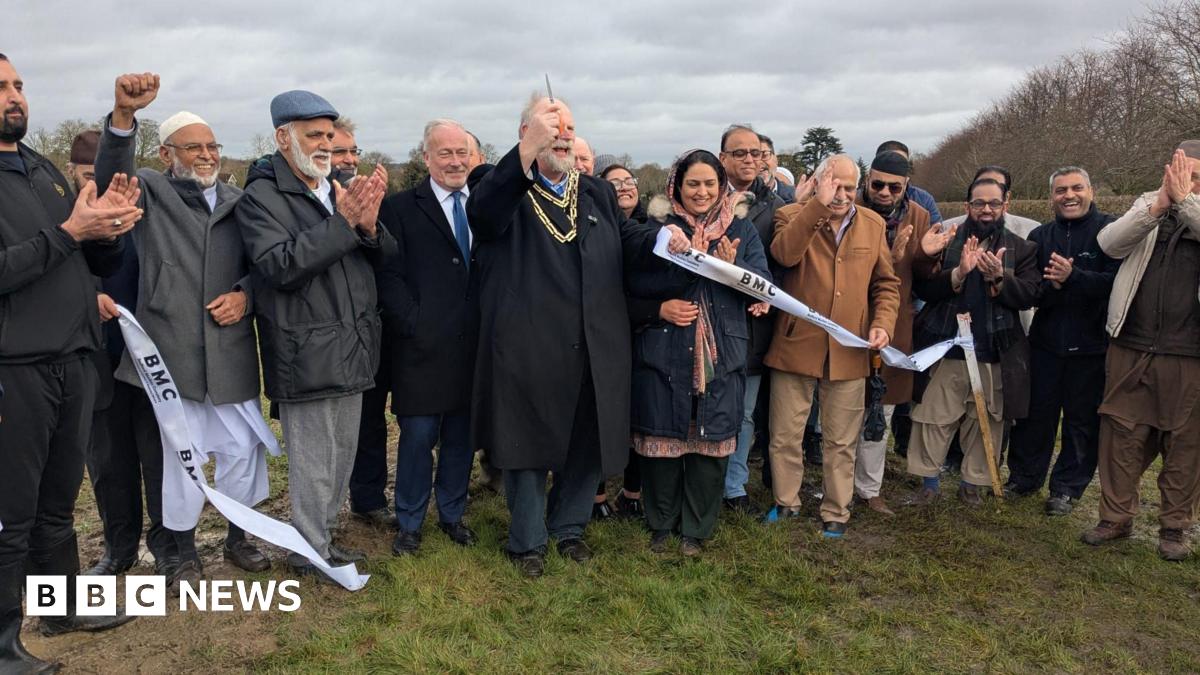 Community marks Bedford's first Muslim burial ground - BBC News