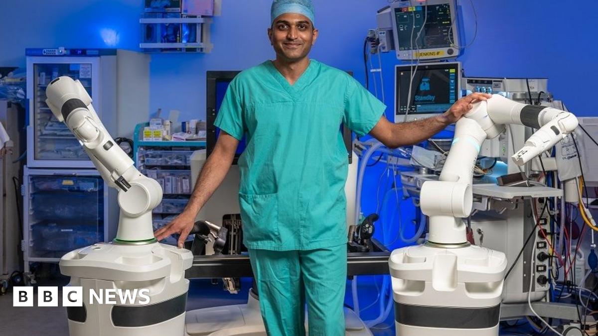 Watford hospital trains junior doctors in robotic surgery - BBC News
