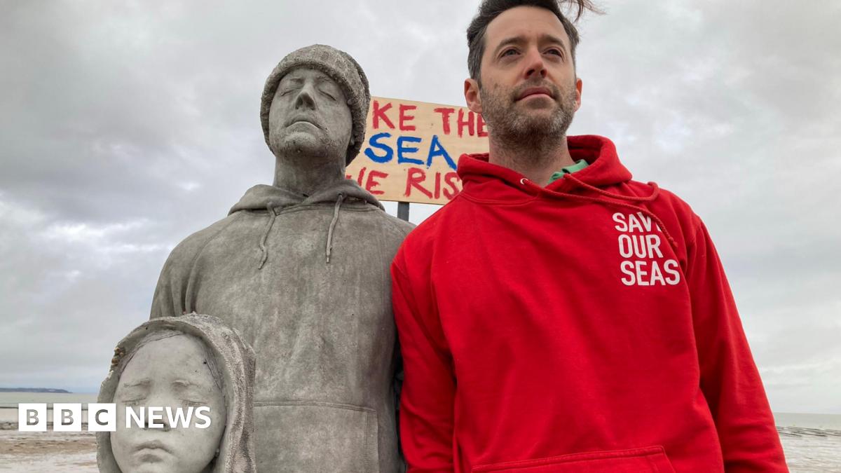 Whitstable: Water quality campaigners immortalised as statues - BBC News