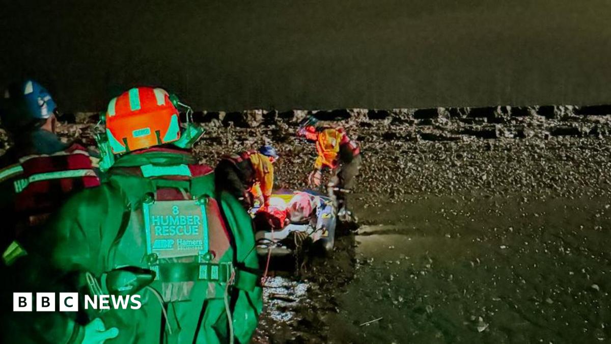 Three rescued on 'intense' night for Humber lifeboat crew - BBC News