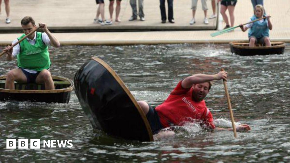 Racers gear up as Shrewsbury Coracle World Championship returns - BBC News