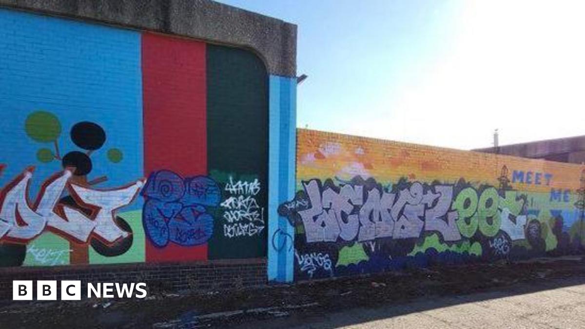 Tottenham: Residents restore mural after graffiti damage - BBC News