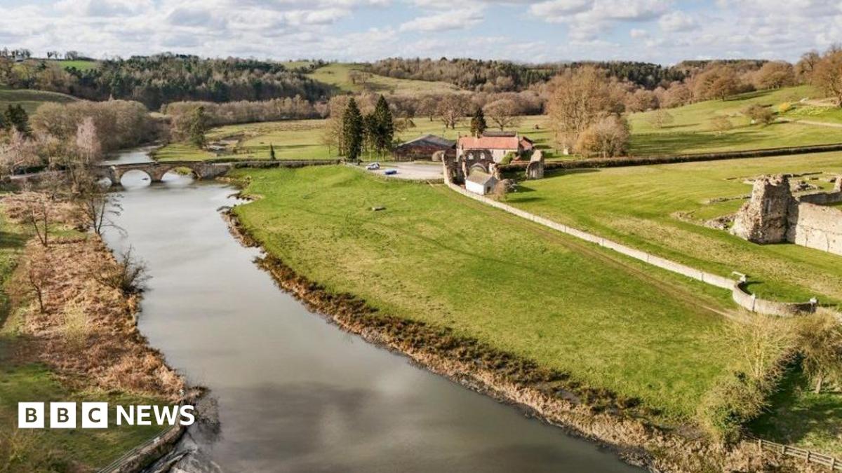 Kirkham Estate visited by queen and Winston Churchill for sale - BBC News