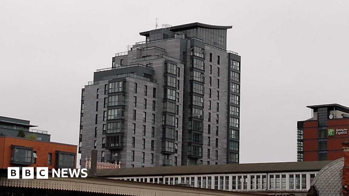 Slough: Lexington Apartments block has flammable cladding - BBC News