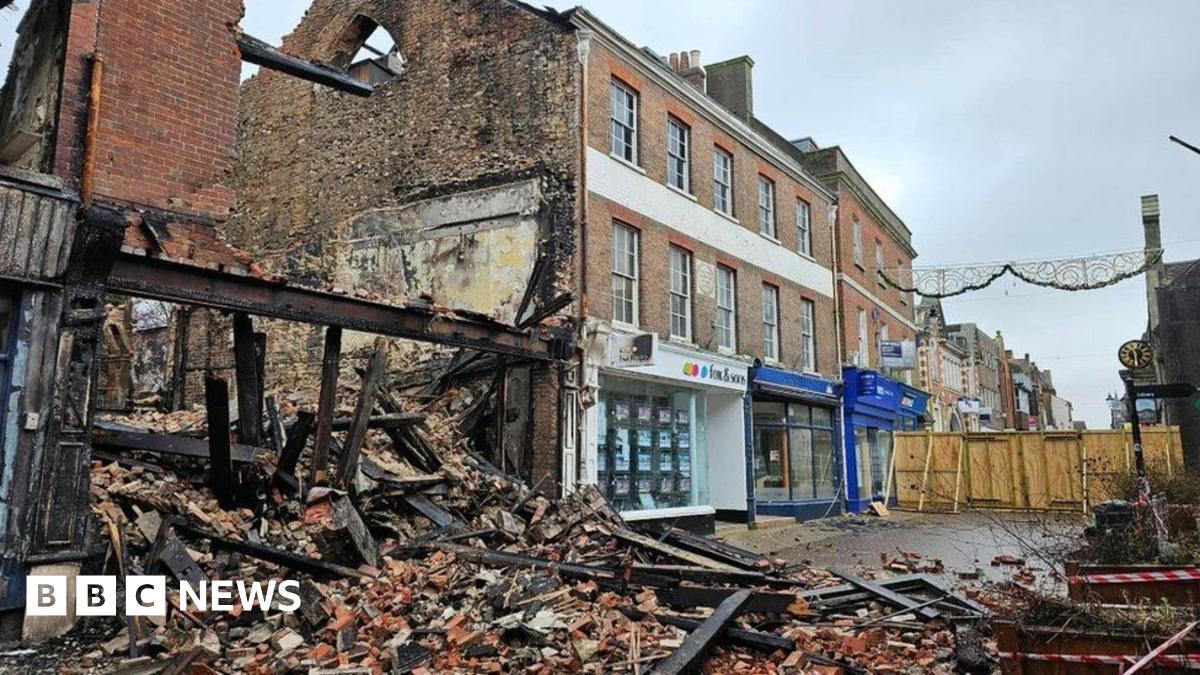Dorchester fire: Clear-up to begin at collapsed cafe site - BBC News