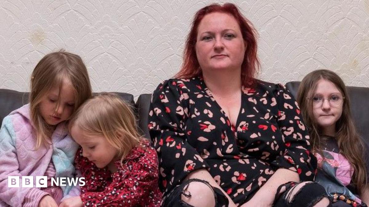 'My kids face growing up in temporary accommodation' - BBC News