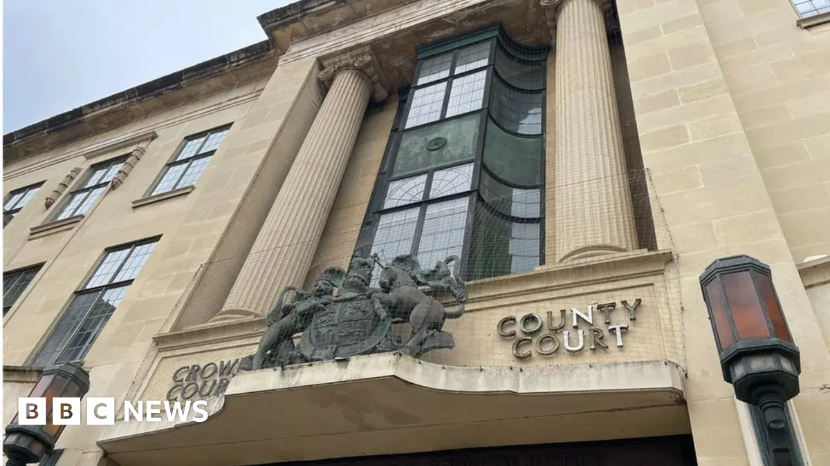Witney: Defendant in force's gender description row cleared - BBC News