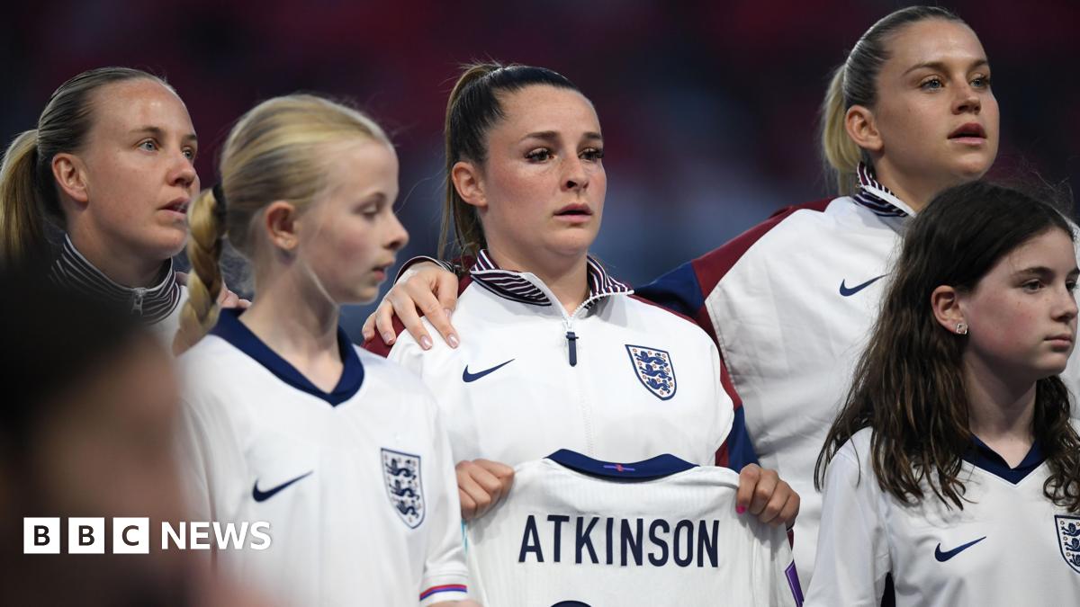 England Lionesses pay tribute to Poppy Atkinson, 10 - BBC News