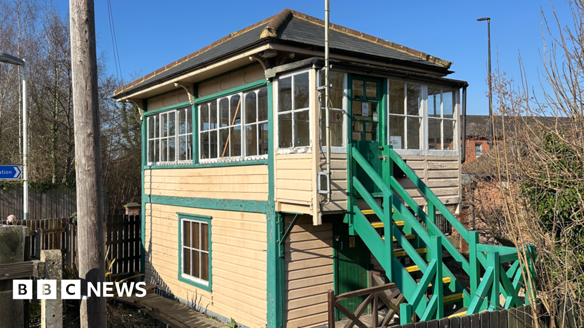 Uckfield railway signal box from 1800s could become pub - BBC News